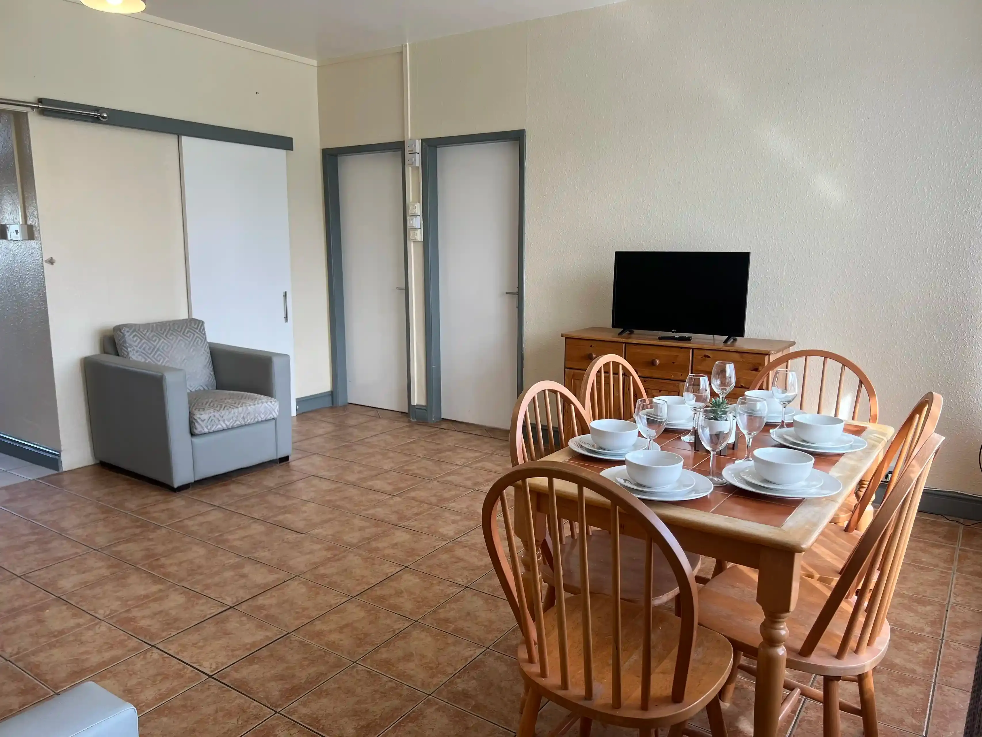 Tennyson Ground Floor Apartment Sleeps 8